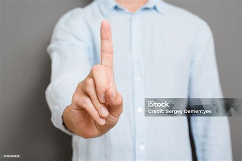 비언어적 제스처 기호 주의 잠깐만요 손 기호를 보여주는 클로즈업 남자 검지 손가락 위로 개념에 대한 스톡 사진 및 기타 이미지