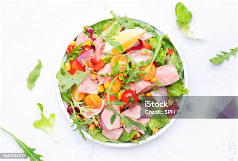 다채로운 방울 토마토 붉은 양파 옥수수 파프리카 양상추 라디키오 아루굴라를 곁들인 참치 야채 샐러드 흰색 테이블 배경 상위 뷰 건강한 생활방식에 대한 스톡 사진 및 기타