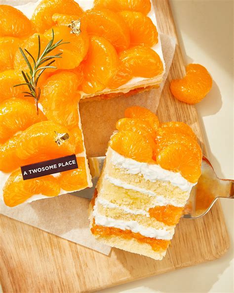 투썸플레이스 ⠀ 투썸 과일생 컬렉션 1탄 금귤 생크림 케이크 🍊 폭신한 시트 사이로 퍼지는 금귤 생크림과 상큼 달콤한 만다린 콤포트 탱글한 귤이 한가득 올라간 풍성함