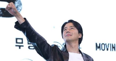 [포토] 조인성 조각 같은 히어로 포즈