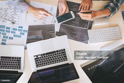 웹 사이트에서 전문 개발자 프로그래머 협력 회의 및 브레인스토밍 및 프로그래밍 소프트웨어 아웃소싱 및 코딩 기술 코드 및 데이터베이스 작성 개발에 대한 스톡 사진 및 기타