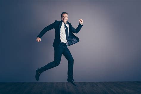 재미 있는 펑키 스타일 세련 된 현대 미친 회색 배경 Copyspace에 고립 된 이동 사람에 미친의 전체 길이 몸 크기 사진