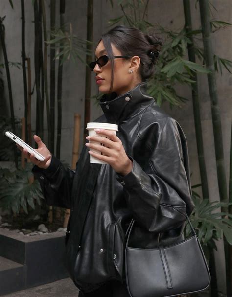 جاكيت جلد صناعي فضفاض نساء Bershka