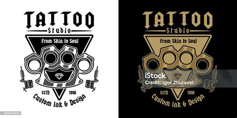 황동 너클과 두 가지 스타일의 문신 기계가 있는 문신 스튜디오 엠블럼 복고풍 스타일의 클래식 벡터 일러스트레이션 배지 티셔츠 프린트 및 문신 관련 디자인에 적합 공예에 대한