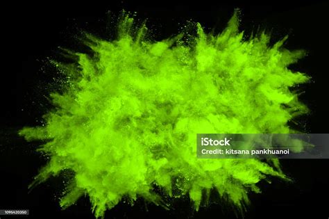검은 배경에 녹색 냉동 추상 먼지 폭발의 움직임 검은 배경에 녹색 가루의 움직임을 중지 합니다 폭발성 분말 검은 배경에 녹색입니다 0명에 대한 스톡 사진 및 기타 이미지