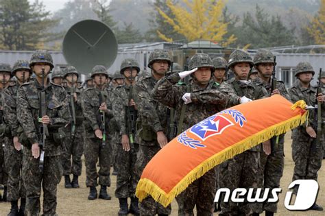 경례하는 국통사 장병들 뉴스1