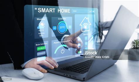 스마트 장치 지능형 하우스 또는 스마트 홈 기술을 위한 기술 보조 가전 제품을 제어하기 위해 스마트 홈 앱의 디지털 대시보드를 사용하는 사업가 가상현실에 대한 스톡 사진 및