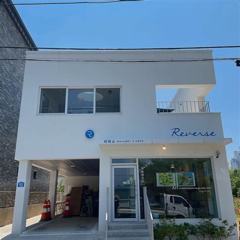 4월12일 금요일 리버스 갤러리 ⠀ 이 미 연 작가님의 전시가 오늘 종료됩니다 꽃피는 계절에는 시작한 전시로 작품과 꽃이 함께 있어 행복한 전시였습니다 작품 구매해 주신