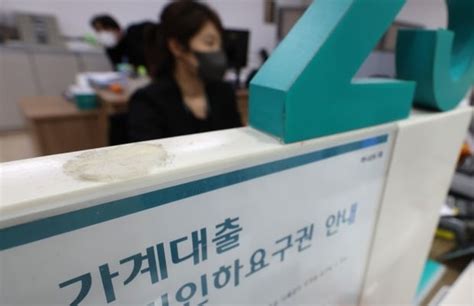 가계·기업 대출 문턱 낮추는 은행들신용위험 사상 최고 한국경제