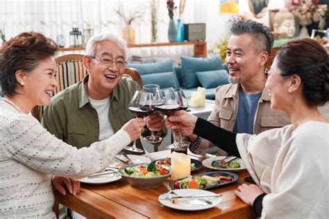 快乐的中老年朋友边吃饭边聊天图片 包图网企业站