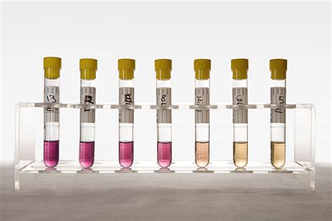 다양한 색상의 액체가 들어 있는 시험관은 실험실 환경에서 화학 반응을 보여줍니다 0명에 대한 스톡 사진 및 기타 이미지 0명 개발 건강관리와 의술 Istock