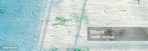 초록색과 그림자 선이 가미된 흰색으로 칠해진 벽을 클로즈업하여 디스트레스 질감의 표면을 만듭니다 0명에 대한 스톡 사진 및 기타 이미지 Istock