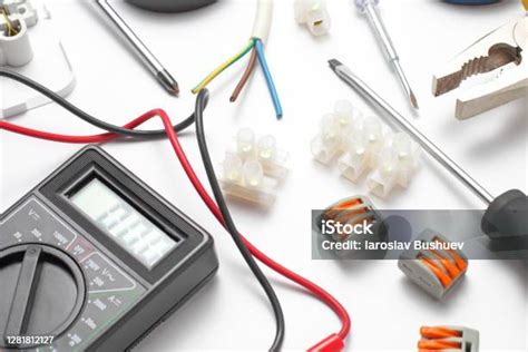 흰색 배경에 전기 엔지니어 또는 전문 노동자의 도구와 장비 0명에 대한 스톡 사진 및 기타 이미지 0명 건설 산업 공학 Istock