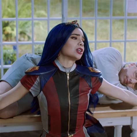 Pin By Margot 💋 On Descendants Sofia Carson Evie Descendants Evie