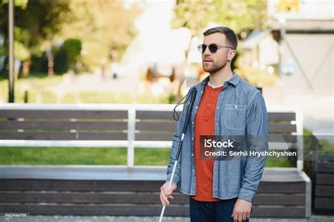 맹인 장애인 장애인 및 일상 생활 지팡이를 가진 시각 장애인 남자 거리에 대한 스톡 사진 및 기타 이미지 거리 걷기 남성 Istock
