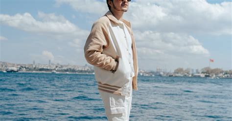 강가 개인 거리 스타일 걷고 있는 구름 남자 낮 도시 설정 라이프스타일 레저 바다 브루 넷 선글라스 수직 쐈어 수평선 스타일리시한 시원한 신발