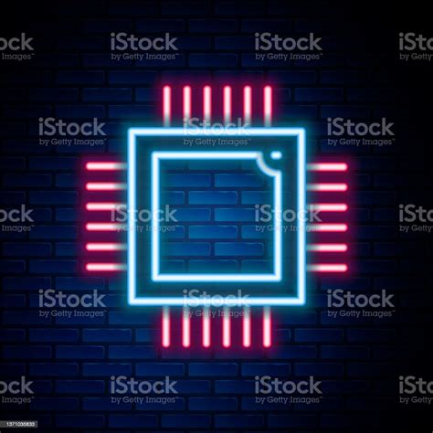벽돌 벽 배경에 격리 된 마이크로 회로 Cpu 아이콘빛나는 네온 라인 컴퓨터 프로세서 회로 기판칩 또는 Cpu 마이크로 프로세서 다채로운 개요 개념 벡터 칠판에 대한 스톡