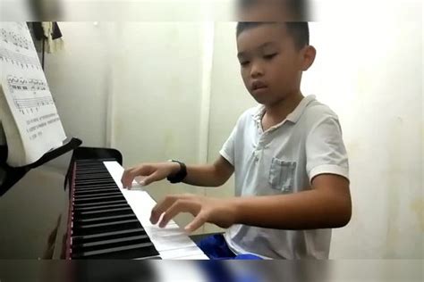 课后坚持练琴的小朋友进步就是大！你家的孩子今天练琴了吗？