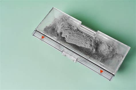 집을 청소한 후 로봇 진공 청소기의 투명 먼지 용기 먼지로 완전히 막힌 0명에 대한 스톡 사진 및 기타 이미지 0명 가득