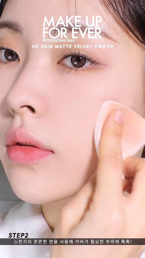 Hd Skin 파우더 파운데이션 스펀지 사용 Tip 단 한 번의 터치로 초근접 샷에도 당당한 나다움을 완성해줄 Hd Skin 파우더 파운데이션의 2way 스펀지 사용