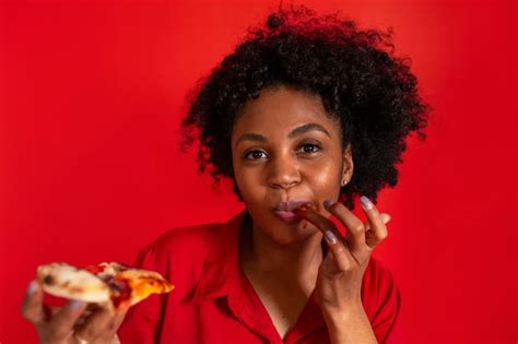 Vista Frontal Jovem Comendo Pizza Deliciosa Foto Grátis