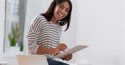 메모하기 긍정적 인 기뻐하는 좋은 여자는 테이블에 앉아 그녀의 노트를 들고 웃고 있습니다 사진 Unsplash의 편지 문서 이미지