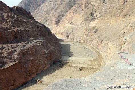 新疆大石峡水利枢纽大坝填筑至1500米高程 搜狐大视野 搜狐新闻