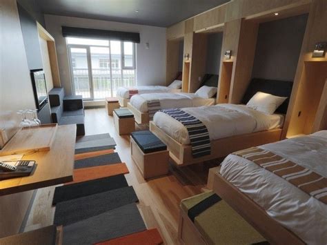 Pin By Gesiane On Móveis Aleatórios Hostels Design Small Hotel Room Hotel Room Design