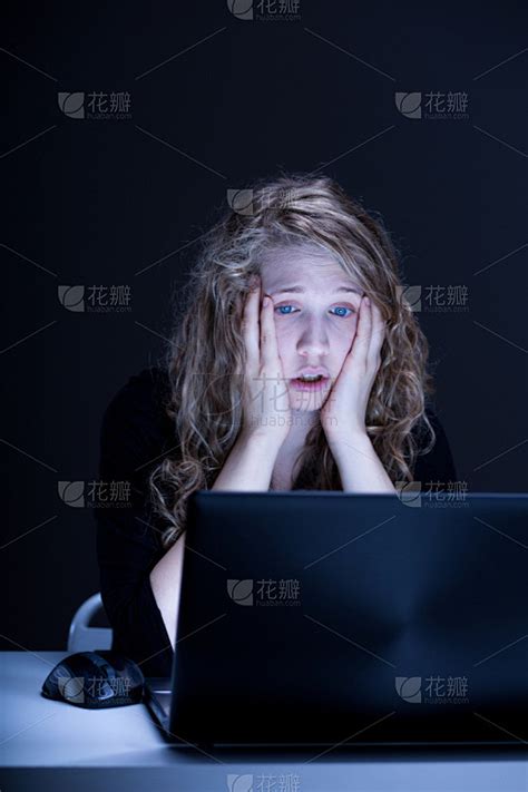 痛苦 青年女人 网络欺凌 潜行者 受害者 困窘 垂直画幅 青少年 笔记本电脑 消息