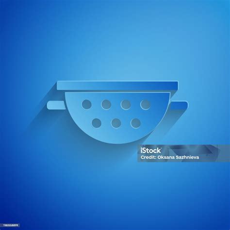 종이 잘라 부엌 소쿠리 아이콘 파란색 배경에 격리 조리 기구 칼 붙이 기호입니다 종이 아트 스타일입니다 벡터 일러스트레이션 물 빼는 소쿠리에 대한 스톡 벡터 아트 및 기타