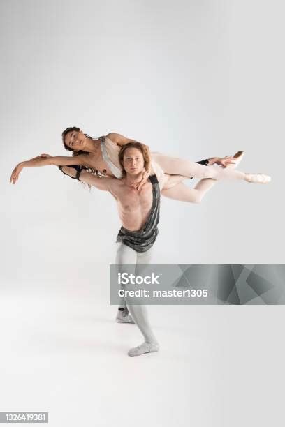 고대 로마 의상을 입은 젊은 발레 댄서들이 빛이 가득한 흰색 스튜디오에서 춤을 추고 있습니다 역사적 인물 고전 미술 20 24