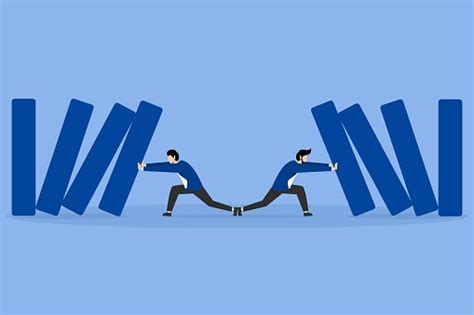 투자 관리 및 전략 위험 관리 위기로 인한 위험 손실 또는 손상 제어 평가 수준 개념 위협 및 재해로 인한 도미노 효과 위험을 막는 두 명의 사업가 가능성에 대한 스톡 벡터