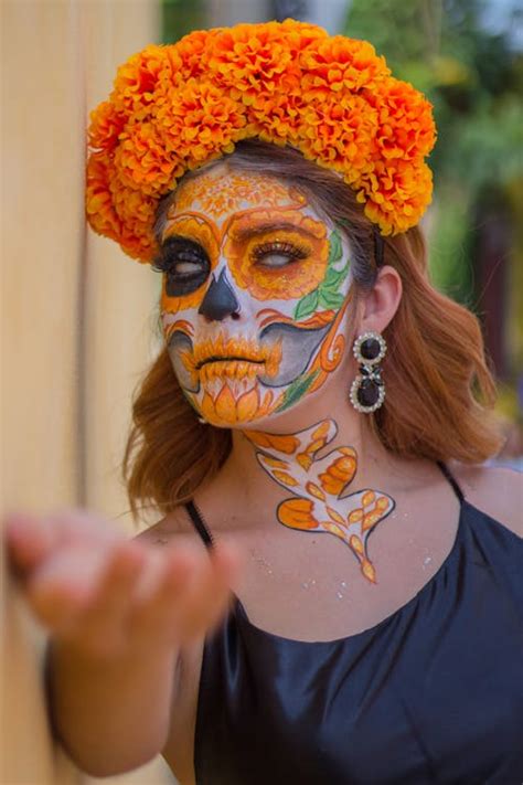 가을 금잔화 꽃 낮 다채로운 디아 드 뮤 테스 라틴 문화 라틴 아메리카 메이크업 멕시코 멕시코 전통 멕시코의 문화 문화제 민속 예술 바디 페인트