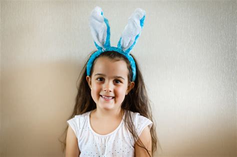 파란색 바탕에 토끼 귀를 가진 아름 다운 소녀 갈색 머리에 대한 스톡 사진 및 기타 이미지 갈색 머리 개인 장식품 귀