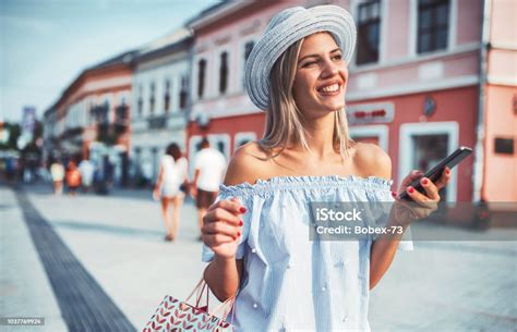 쇼핑 시간입니다 쇼핑을 즐기는 현대 젊은 여자 소비 쇼핑 라이프 스타일 개념 가계에 대한 스톡 사진 및 기타 이미지 가계