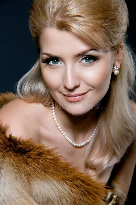 Cara De Una Mujer Rubia Joven Hermosa Imagen De Archivo Imagen De