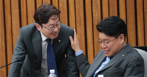 대화 나누는 박범계 장제원