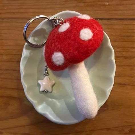 마을엔 양모펠트 키링 빨간 버섯 별 체인 인형 열쇠고리 위시버킷