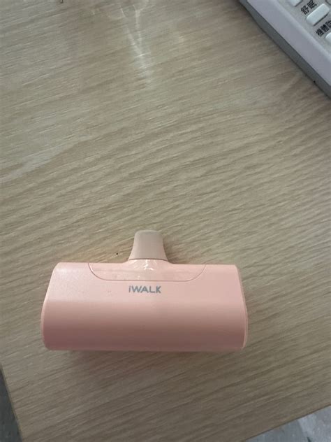 D106發現一個粉紅色行充 德明財經科大板 Dcard