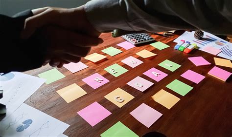 흔들어 손 비즈니스 남자 집에서 사무실 회의 및 데스크톱 나무 테이블 브레인스토밍 브레인스토밍 개념 노트 종이 새로운 목표를