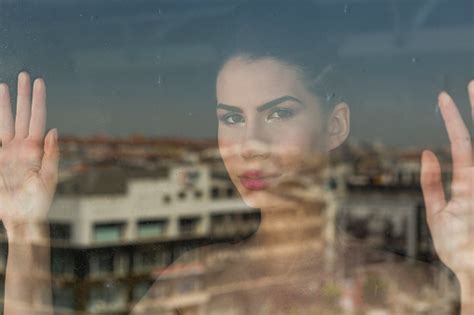 터키 이스탄불에서에서 리플렉션을 사용 하 여 창에서 밖에 서 찾고 젊은 유럽 여자 반사 광학 작용에 대한 스톡 사진 및 기타 이미지 반사 광학 작용 백인종 보기 정적