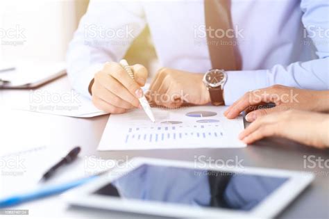 회의에서 한 팀으로 일 하는 사업 사람들의 그룹입니다 클로즈업입니다 동료 또는 파트너 실적을 논의입니다 성공적인 협상 개념입니다 가리키기에 대한 스톡 사진 및 기타 이미지