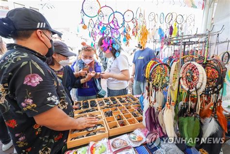 형형색색의 기념품들 연합뉴스