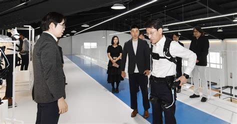 재활 보행보조로봇 착용 체험하는 김윤상 차관