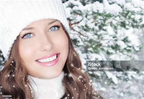 겨울 휴가 여행 라이프 스타일과 패션 아름 다운 행복 한 여자와 눈 덮인 숲 자연 스키 리조트 레저 활동 야외 크리스마스 새해 및 휴일 초상화 35 39세에 대한 스톡 사진