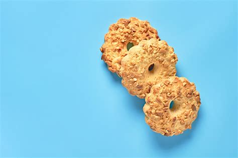 구멍과 땅콩이있는 세 개의 신선한 원 귀리 쿠키 더미는 부엌의 파란색 책상에 놓여 있습니다 텍스트의 공백입니다 맨 위 보기 3가지 개체에 대한 스톡 사진 및 기타 이미지