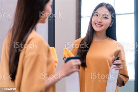 낮 동안 집에서 살균 스프레이와 천으로 거울 표면을 청소하는 젊은 아시아 여성 여성 욕실 거울 후면보기를 청소하는 여성을 닫습니다 25 29세에 대한 스톡 사진 및 기타