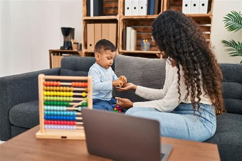 Madre E Hijo Con Terapia Educativa En El Centro De Pedagogos Foto Premium
