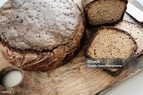 나무 도마에 호밀 빵 덩어리 수제 사워도우 통곡물 빵 건강한 라이프 스타일 개념 0명에 대한 스톡 사진 및 기타 이미지 0명