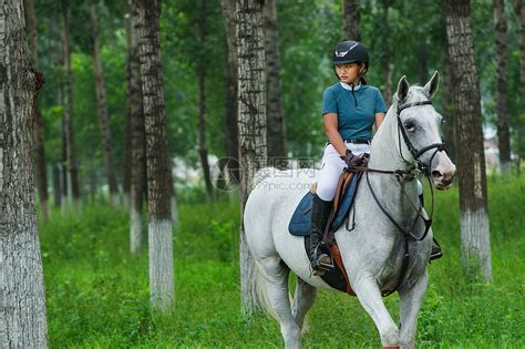 林间路上帅气的女孩骑着马高清图片下载 正版图片507676654 摄图网